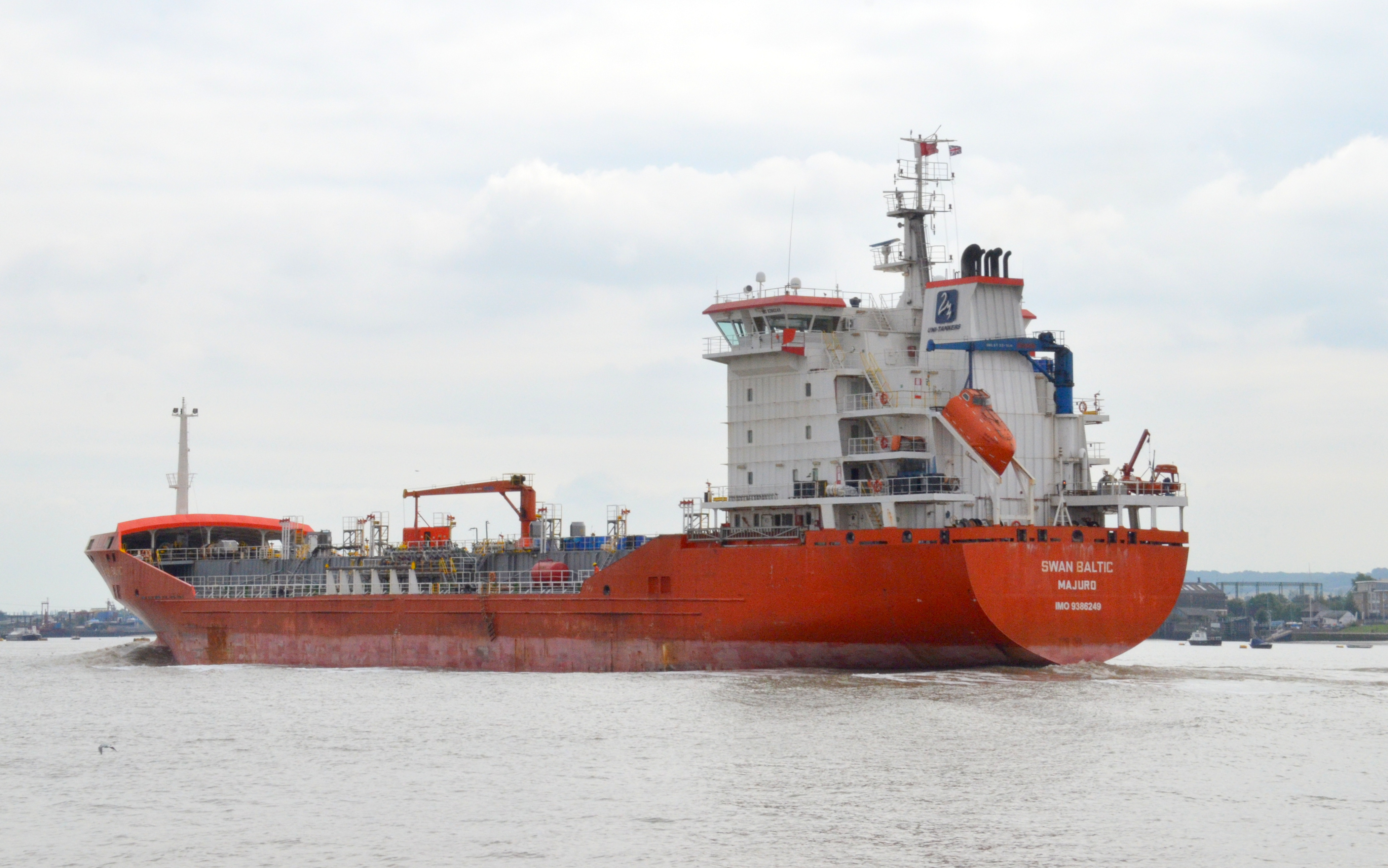 SWAN BALTIC leaving the river | Tankers | Tilbury and Chadwell Memories
