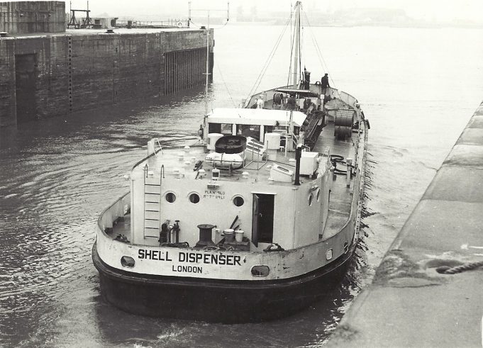 SHELL DISPENSER leaving Tilbury | Transport - ships | Tilbury and ...