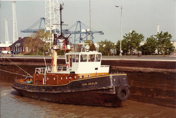 SUN SWALE in the locks | Tugs: SUN and others | Tilbury and Chadwell ...